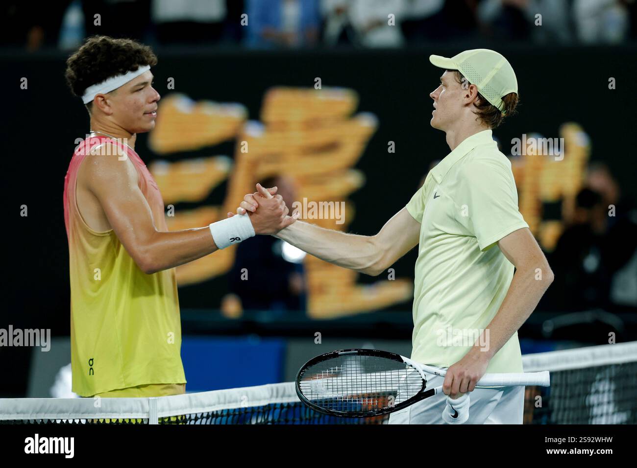 (250124) -- MELBOURNE, Jan. 24, 2025 (Xinhua) -- Jannik Sinner (R) shakes hand with Ben Shelton ...