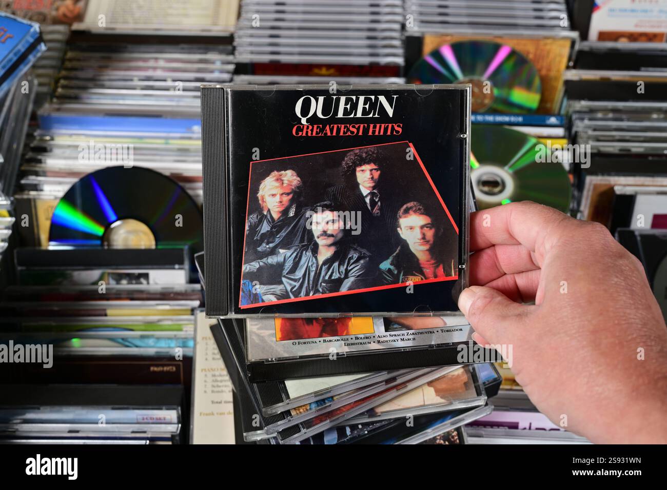 Queen greatest hits album cover hi-res stock photography and images - Alamy