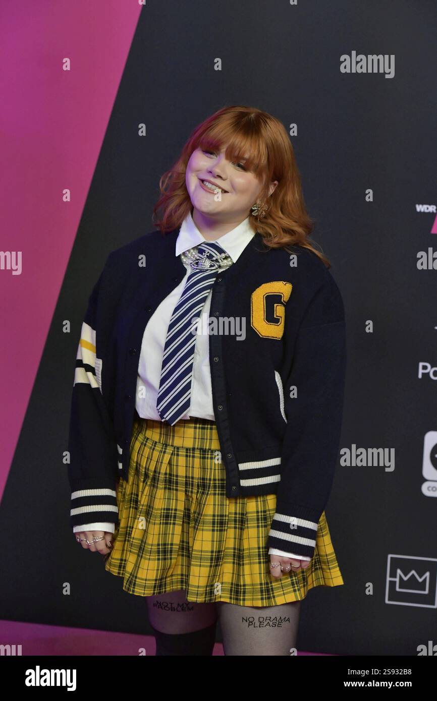 Loi Sängerin 12/24 thg Loi auf dem Roten Teppich zur Verleihung der ...