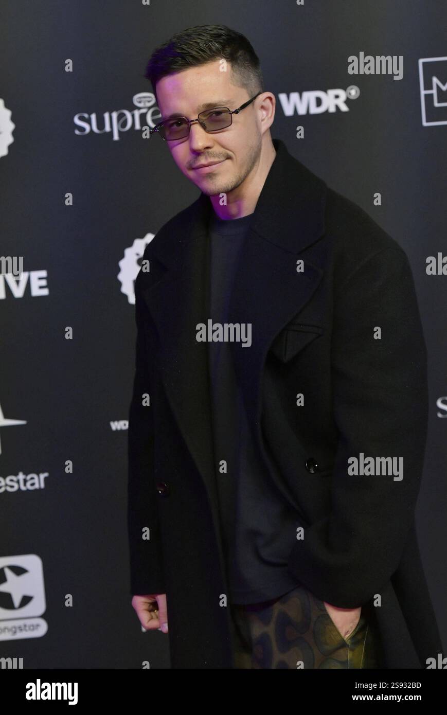 Nico Santos Sänger 12/24 thg Nico Santos auf dem Roten Teppich zur ...