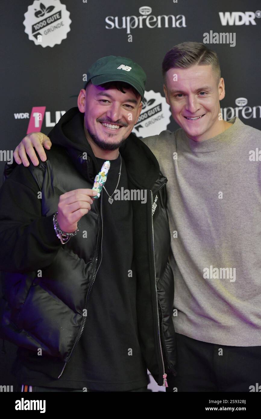 Montez li. mit Felix Kroos 12/24 thg Montez li. und Felix Kroos auf dem ...