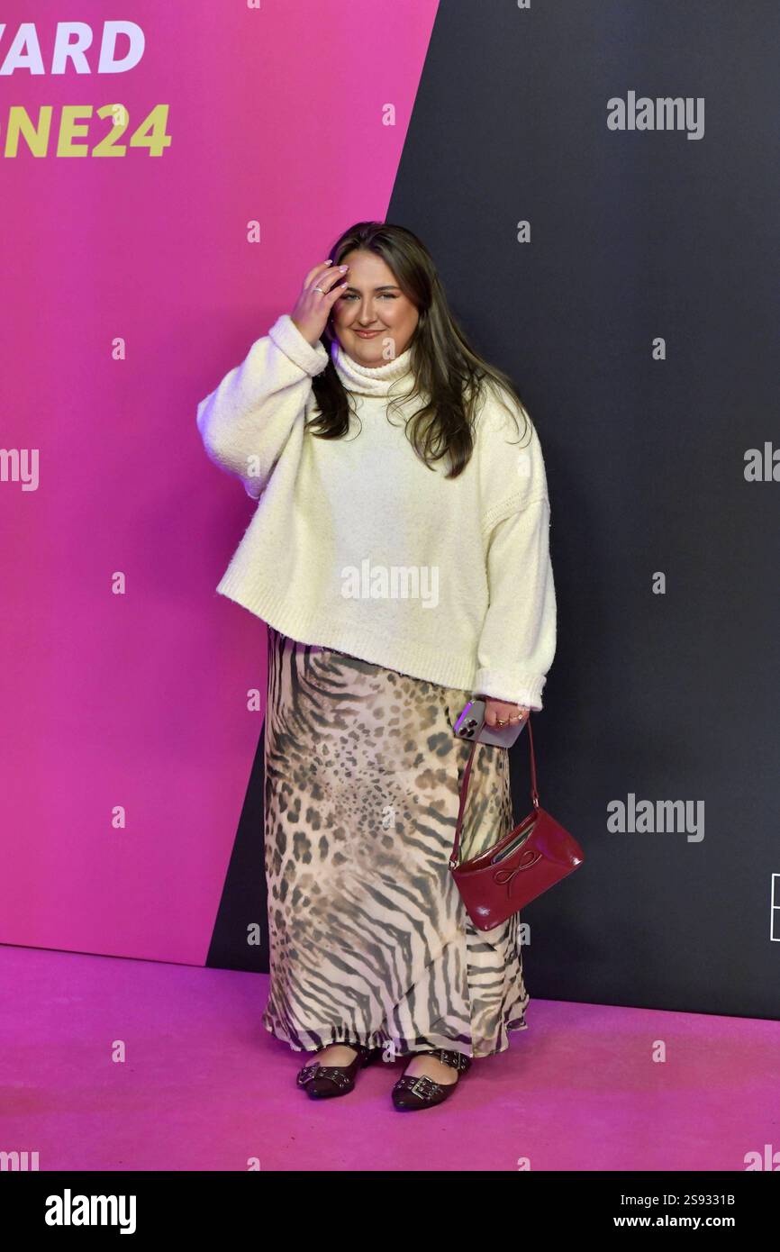 Sandra Fink Musikerin 12/24 thg Sandra Fink auf dem Roten Teppich zur ...