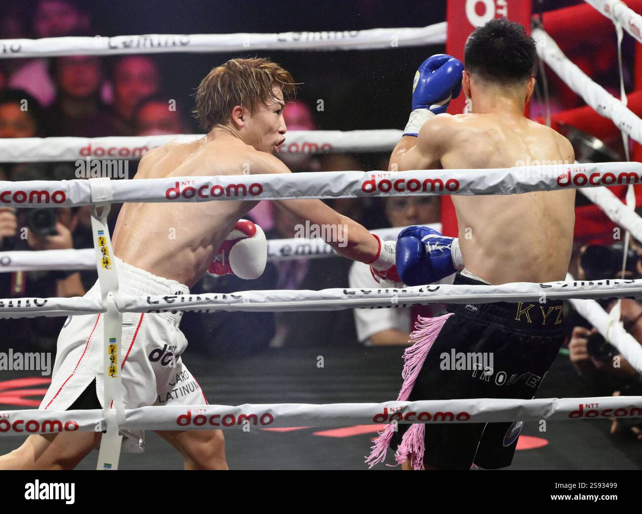 Undisputed super bantamweight boxing world champion Naoya Inoue (L) of ...