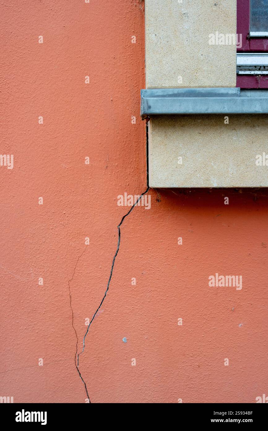 Crack in a wall construction defects vertical Stock Photo - Alamy