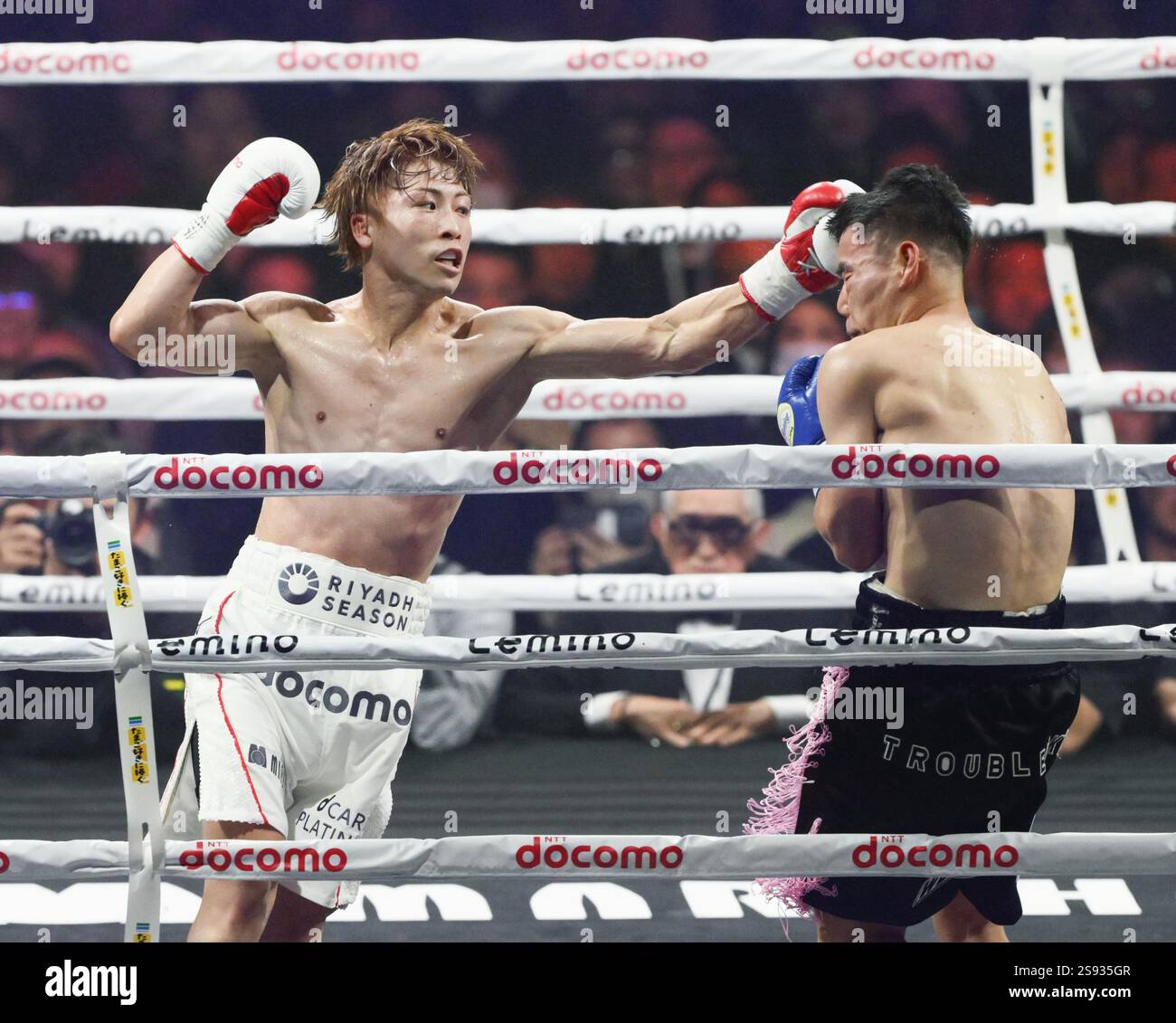 Undisputed super bantamweight boxing world champion Naoya Inoue (L) of ...