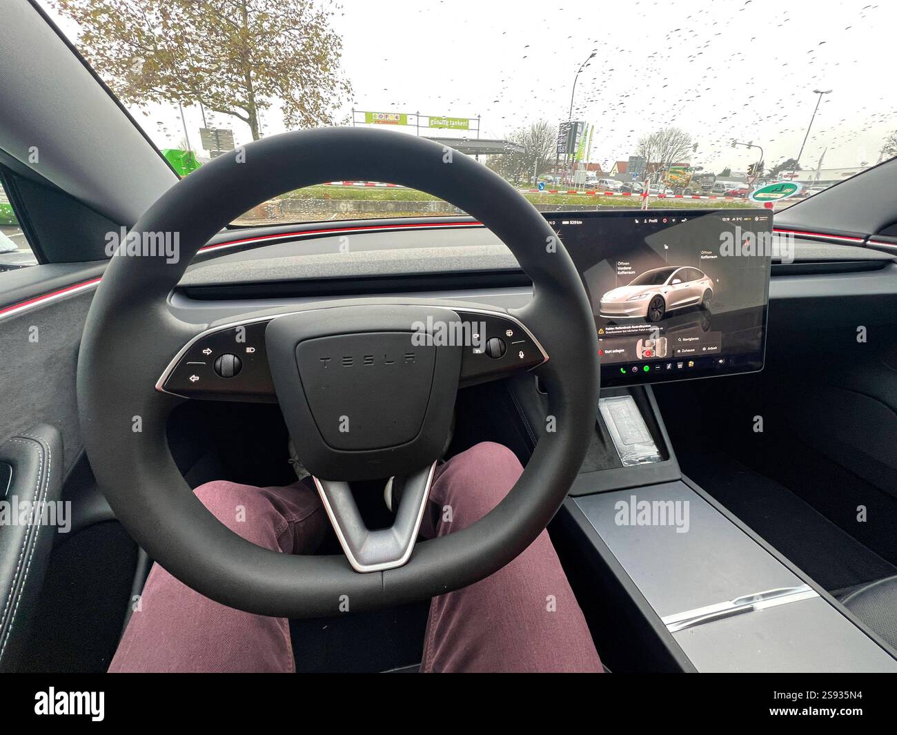 10.01.2025, Memmingen im Allgäu, TESLA, Ein Tesla Model 3 Highland von ...