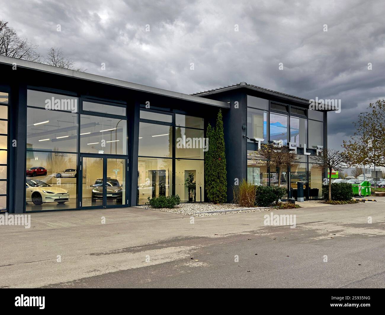 10.01.2025, Memmingen im Allgäu, TESLA Niederlassung 10.1.2025, Tesla ...