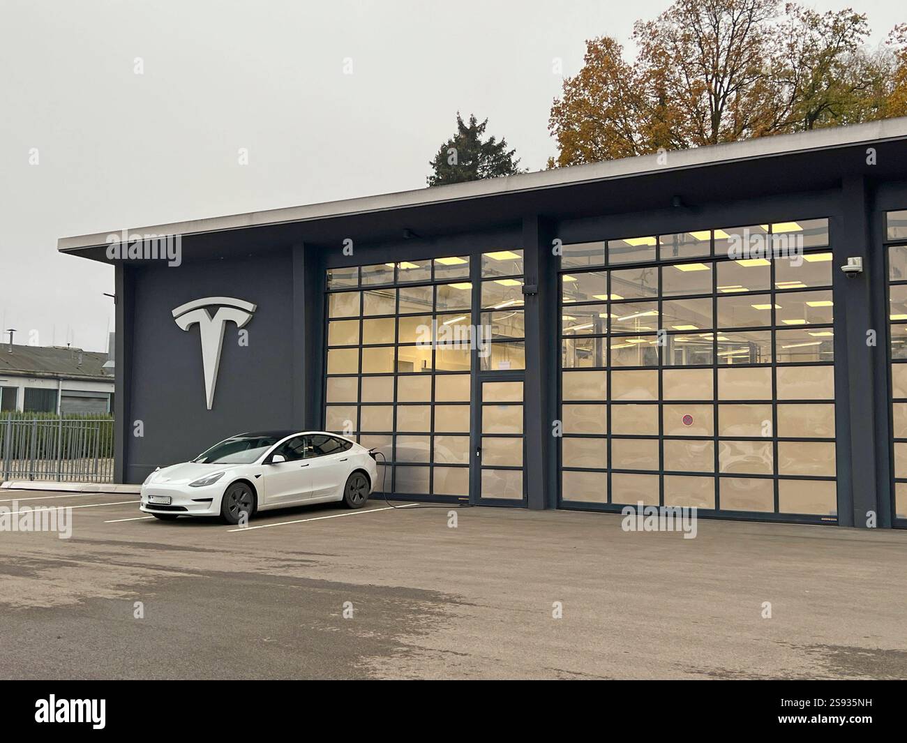10.01.2025, Memmingen im Allgäu, TESLA Niederlassung 10.1.2025, Tesla ...
