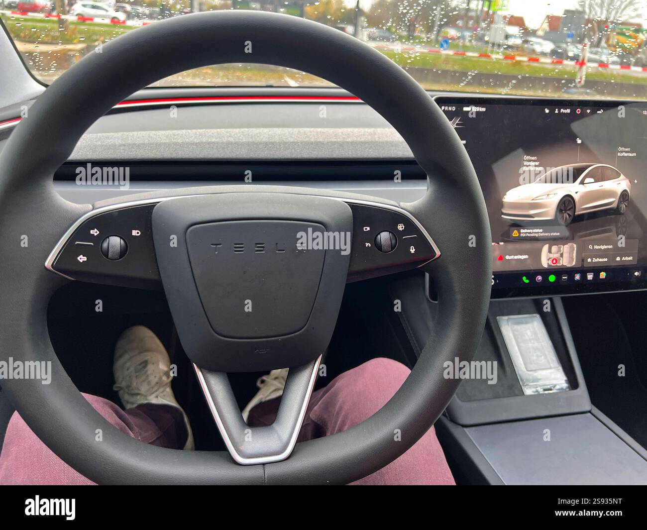 10.01.2025, Memmingen im Allgäu, TESLA, Ein Tesla Model 3 Highland von ...