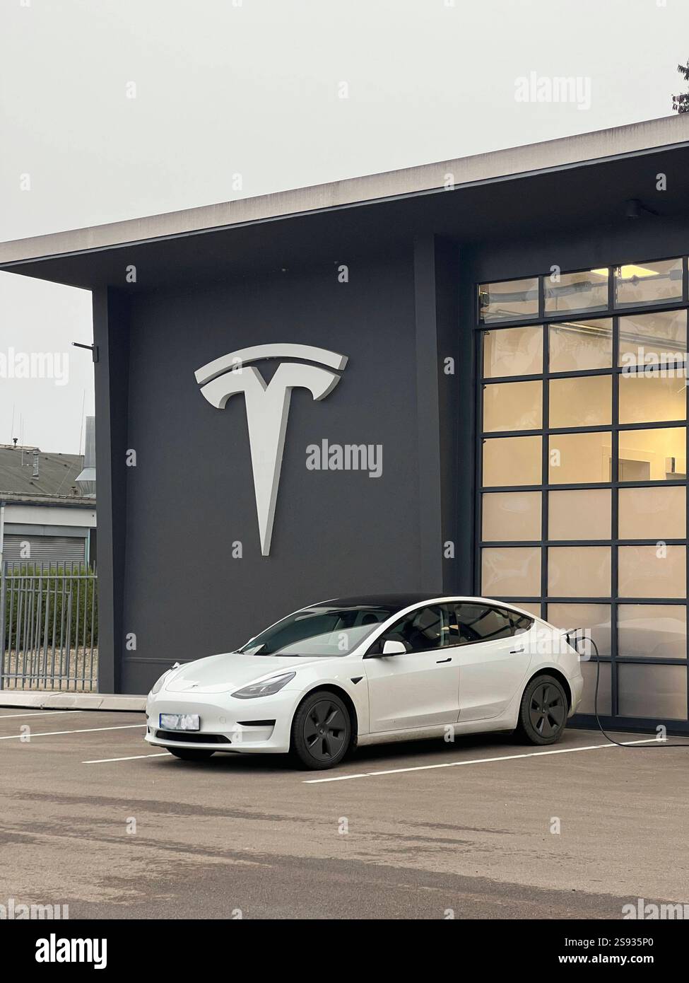 10.01.2025, Memmingen im Allgäu, TESLA Niederlassung 10.1.2025, Tesla ...