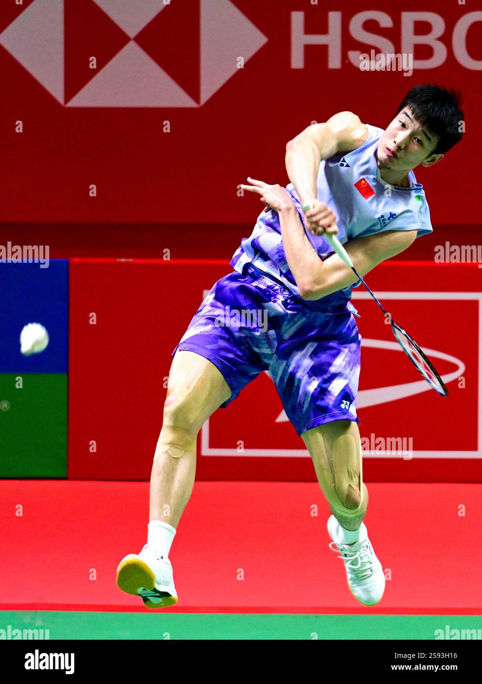 (250124) -- JAKARTA, Jan. 24, 2025 (Xinhua) -- Li Shifeng hits a return ...