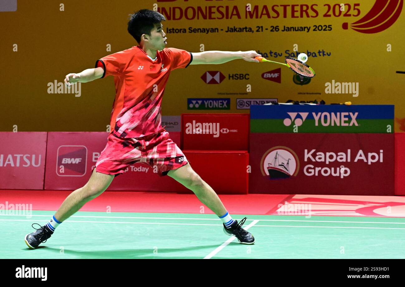 (250124) -- JAKARTA, Jan. 24, 2025 (Xinhua) -- Weng Hongyang hits a return during the men's ...