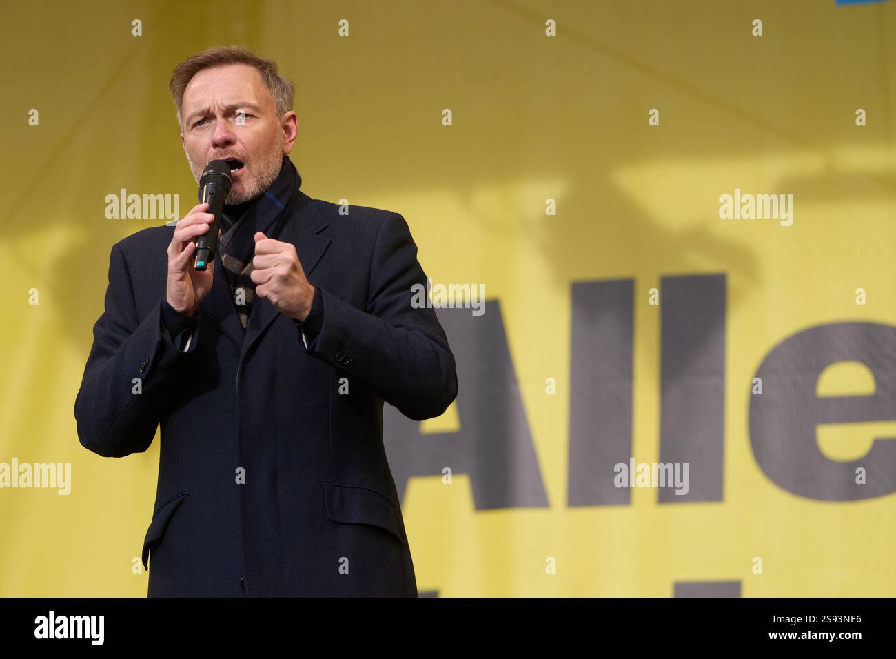 24 January 2025, Rhineland-Palatinate, Trier: The FDP's top candidate ...
