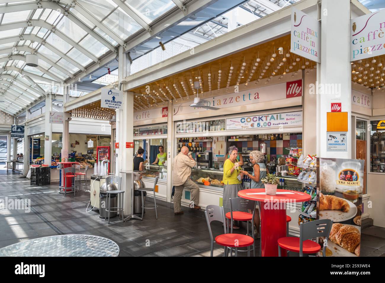 Food market italy hi-res stock photography and images - Alamy