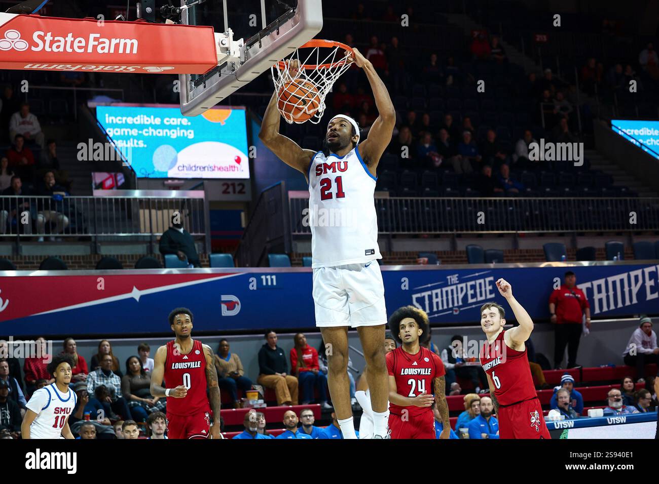 DALLAS, TX - JANUARY 21: SMU Mustangs forward Yohan Traore (#21) dunks ...
