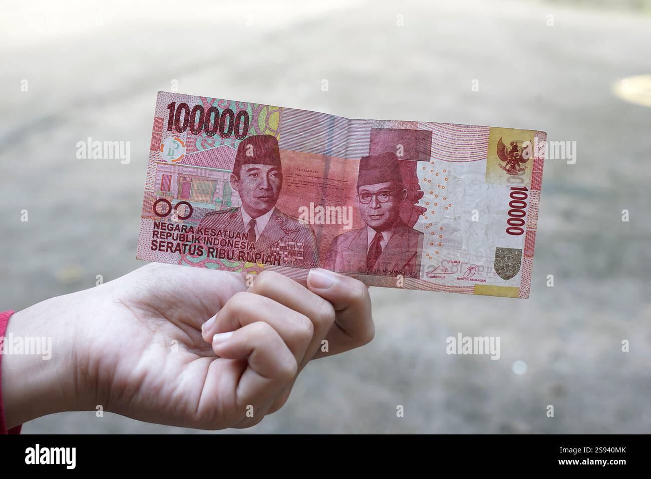 One Hundred Thousand Rupiah Indonesian banknotes Stock Photo - Alamy