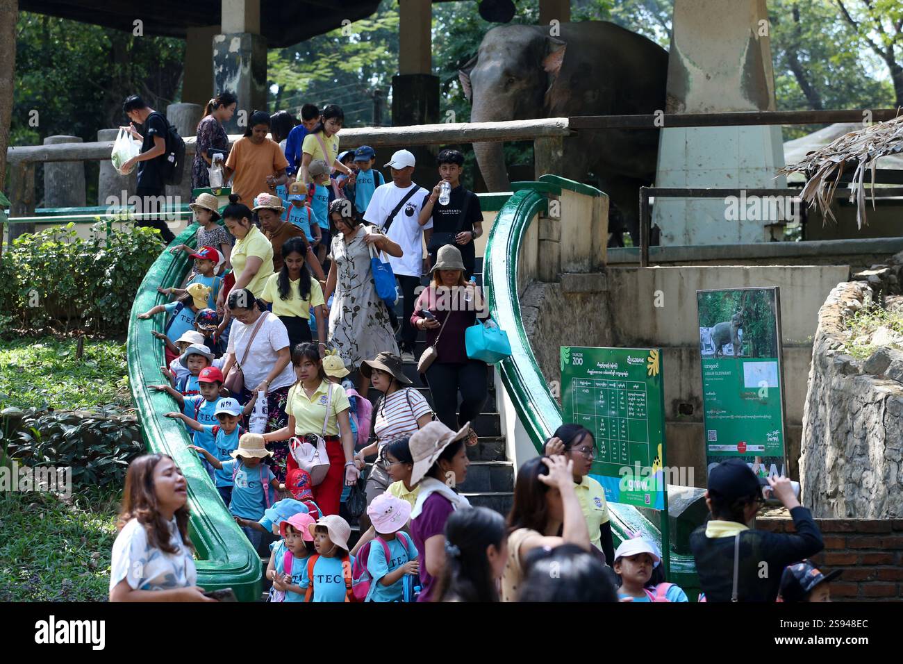(250124) -- YANGON, Jan. 24, 2025 (Xinhua) -- People visit the Yangon ...