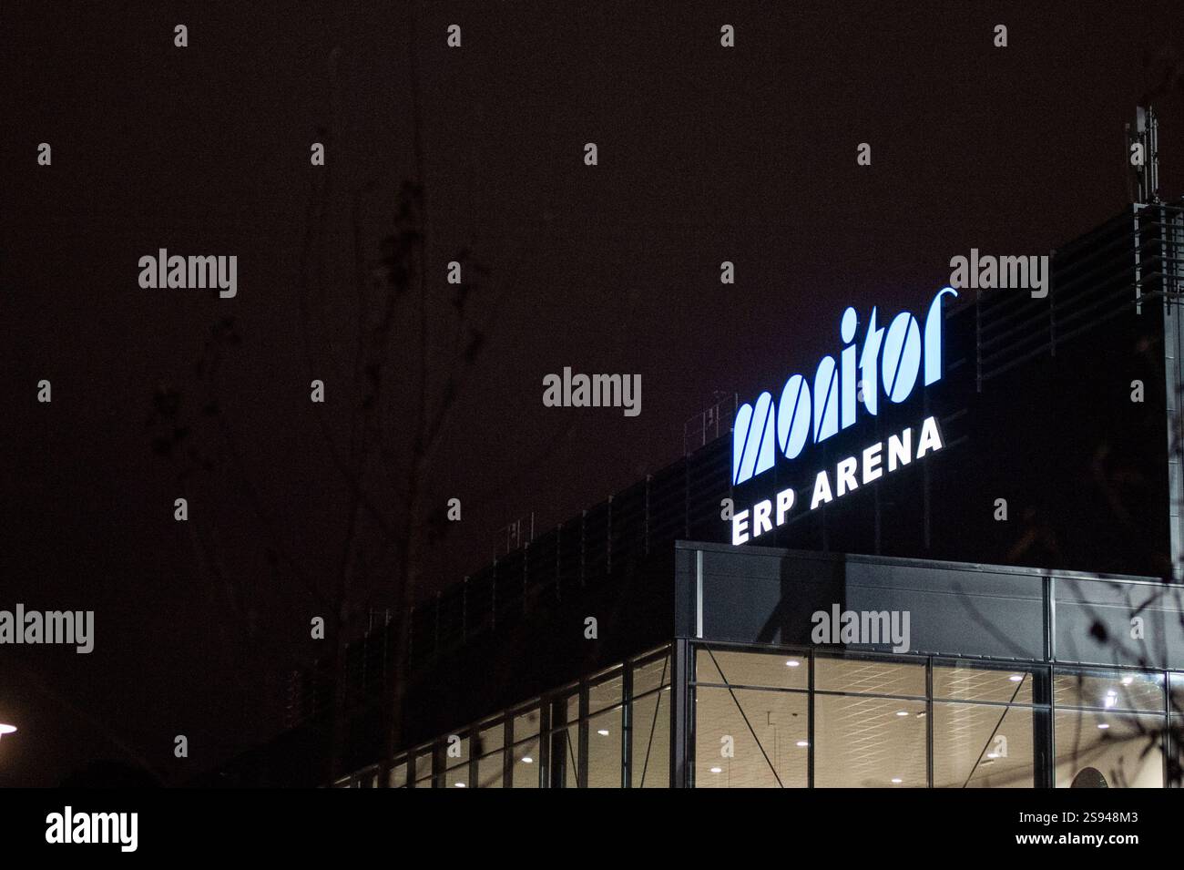 250124 Monitor ERP Arena inför ishockeymatchen i SDHL mellan Brynäs och ...