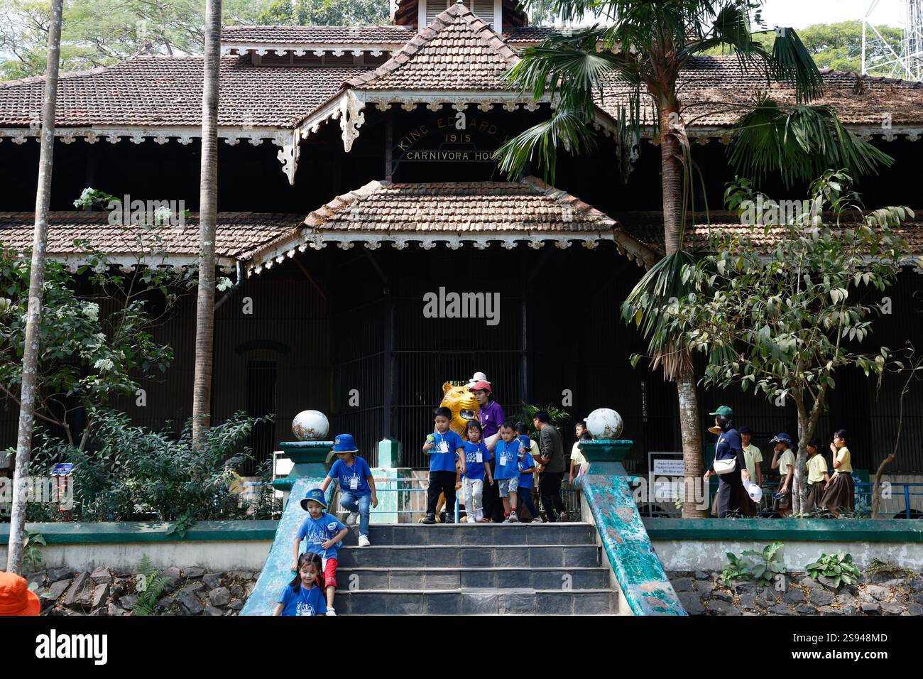 (250124) -- YANGON, Jan. 24, 2025 (Xinhua) -- People visit the Yangon ...
