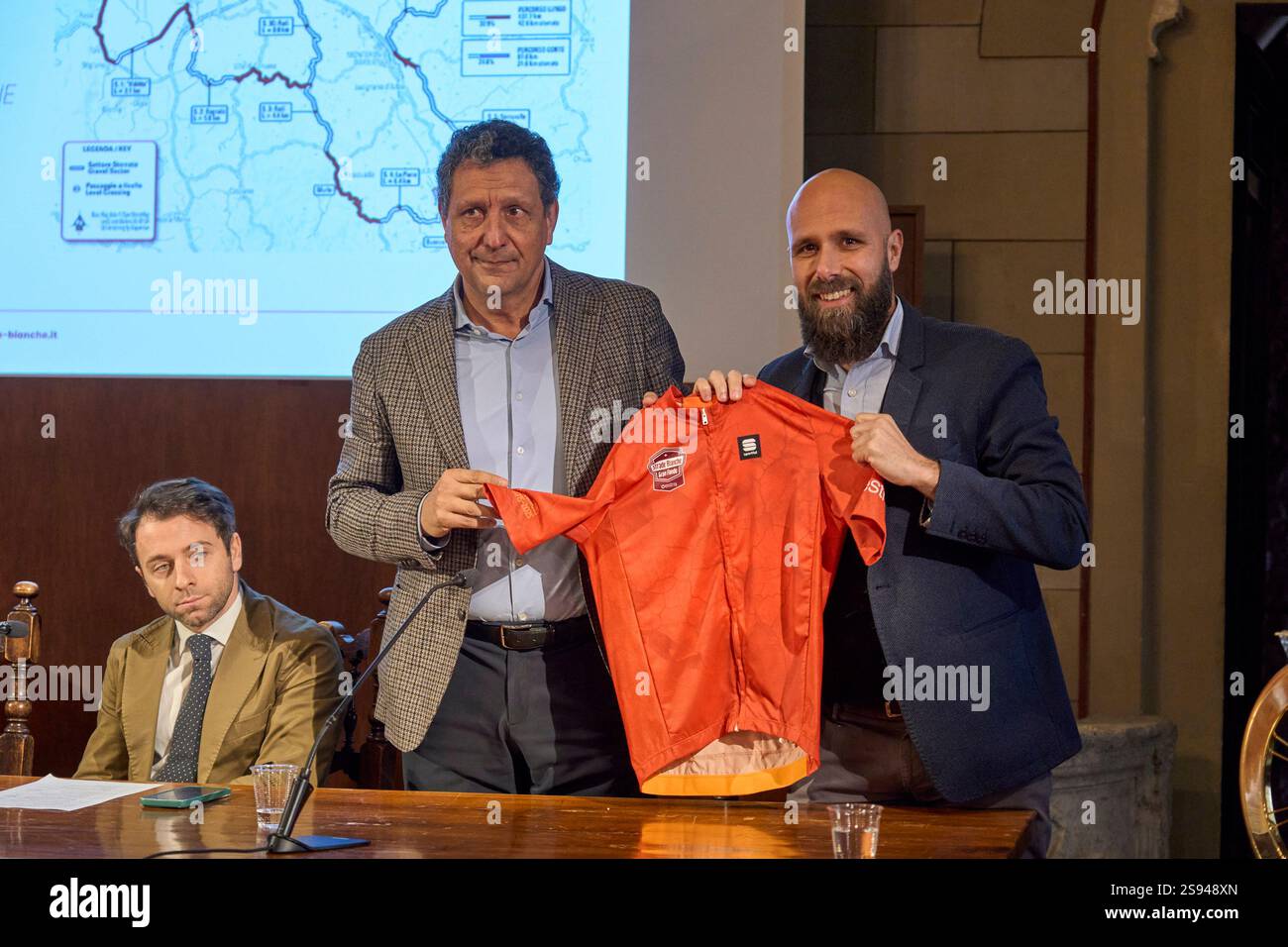Gran fondo strade bianche 2025 hi-res stock photography and images - Alamy