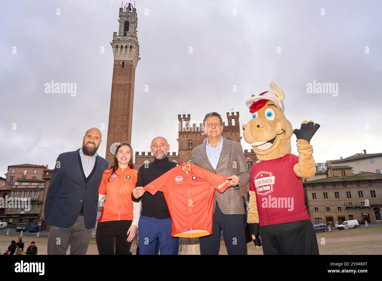 From left: Luca Onofrio, the new shirt, Paolo Bettini, Alessandro ...