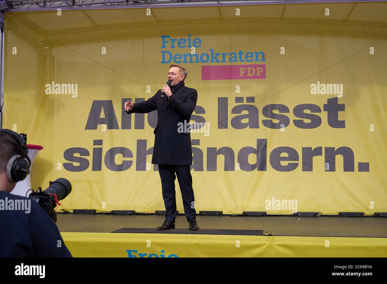 24 January 2025, Rhineland-Palatinate, Trier: The FDP's top candidate ...