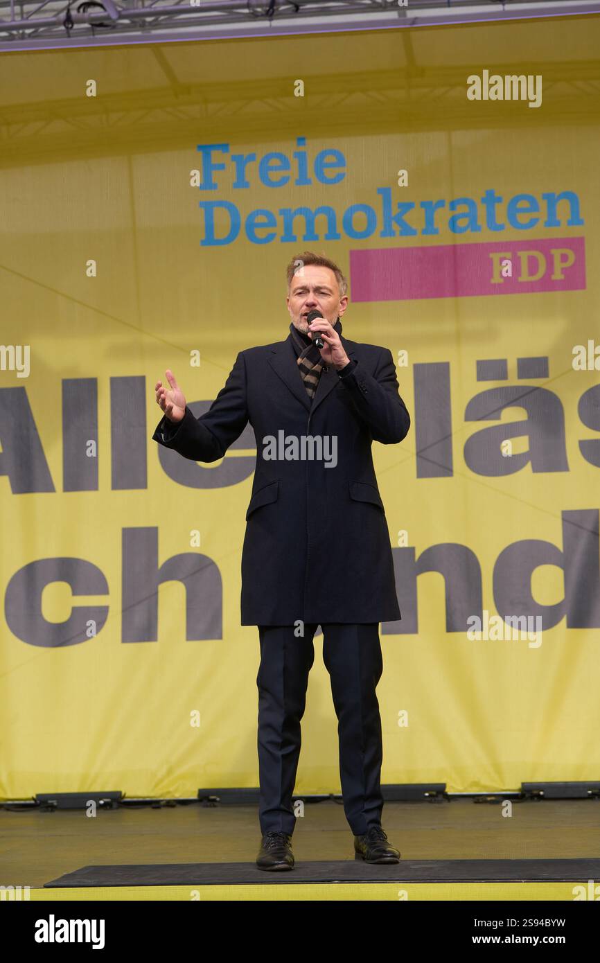 24 January 2025, Rhineland-Palatinate, Trier: The FDP's top candidate ...