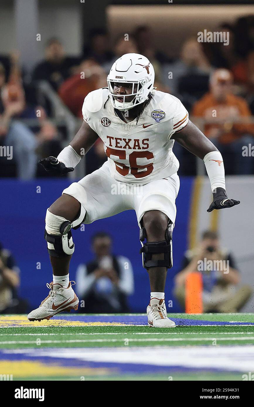 Texas offensive tackle Cameron Williams (56) sets up to block during ...