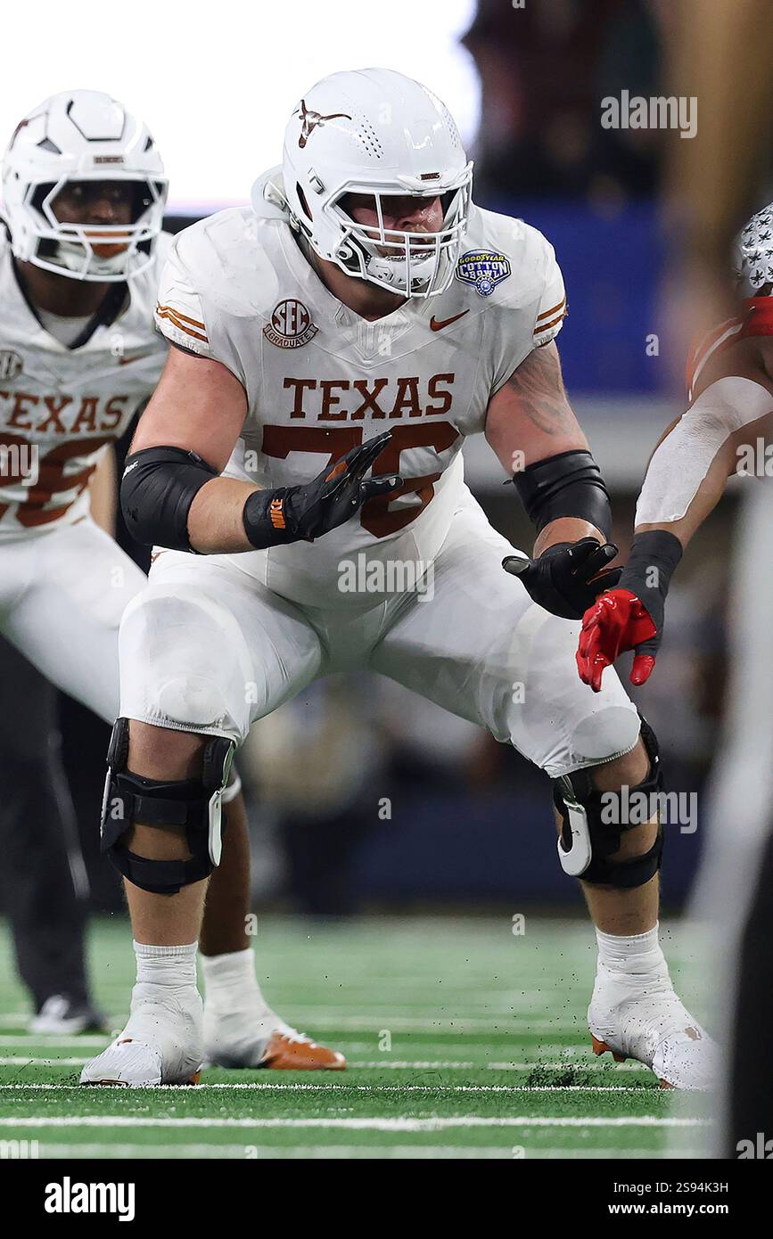 Texas offensive guard Hayden Conner (76) sets up to block during the ...