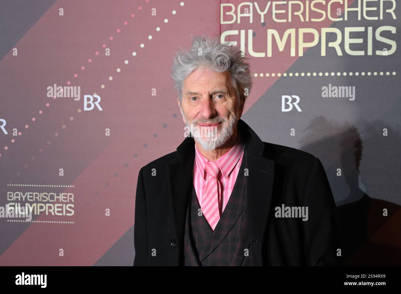 24 January 2025, Bavaria, Munich: Rufus Beck walks the red carpet into ...