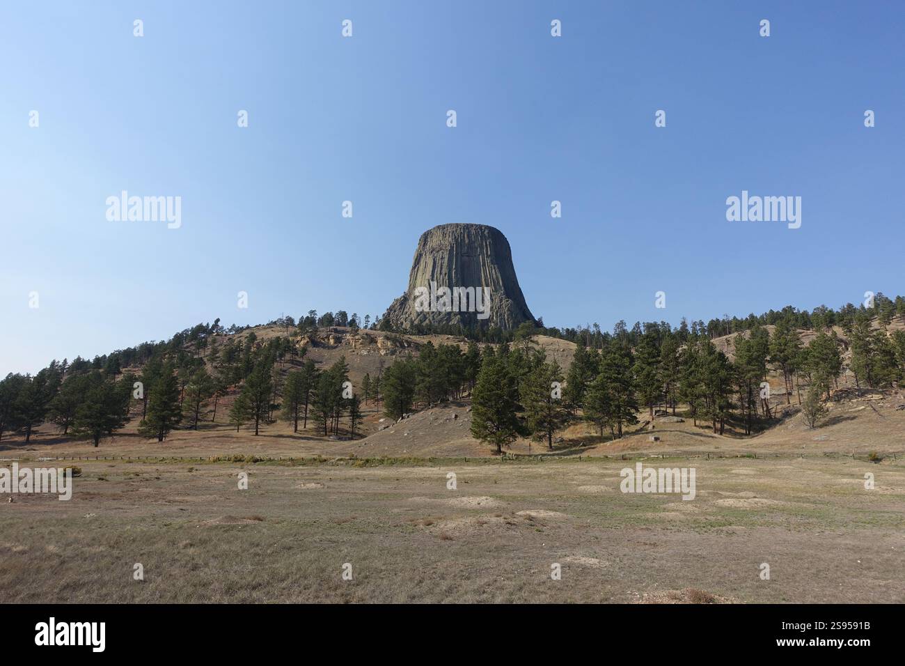 Devils Tower stands high on the plains of Wyoming Stock Photo - Alamy