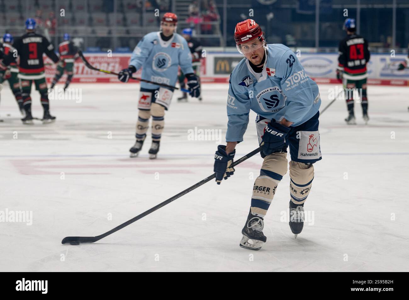 Brett Ritchie (Schwenninger Wild Wings, #23) beim Warmup. GER ...