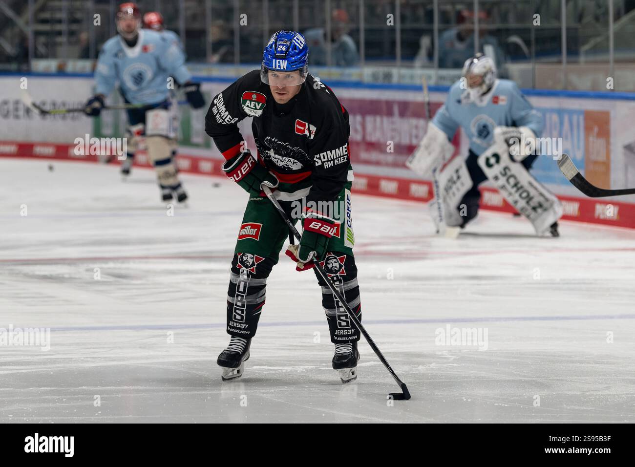 T.J. Trevelyan (Augsburger Panther, #24) beim Warmup. GER, Augsburger ...