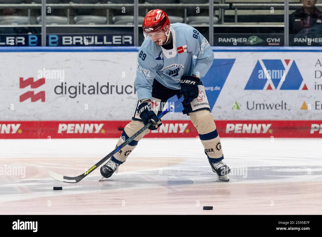 Zach Senyshyn (Schwenninger Wild Wings, #89) beim Warmup. GER ...