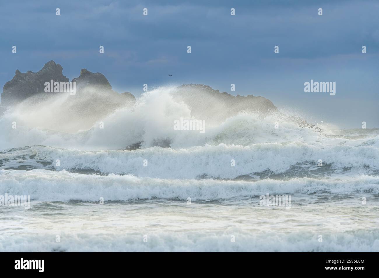 USA, Oregon, Bandon. Offshore winds and incoming storm tide produce big waves and spray Stock ...