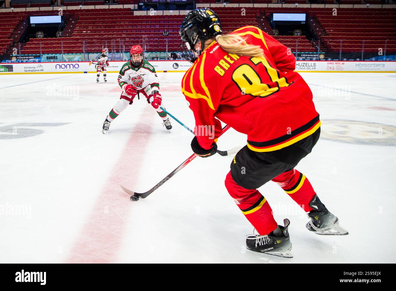 250124 Modos Alexa Gruschow under ishockeymatchen i SDHL mellan Brynäs ...
