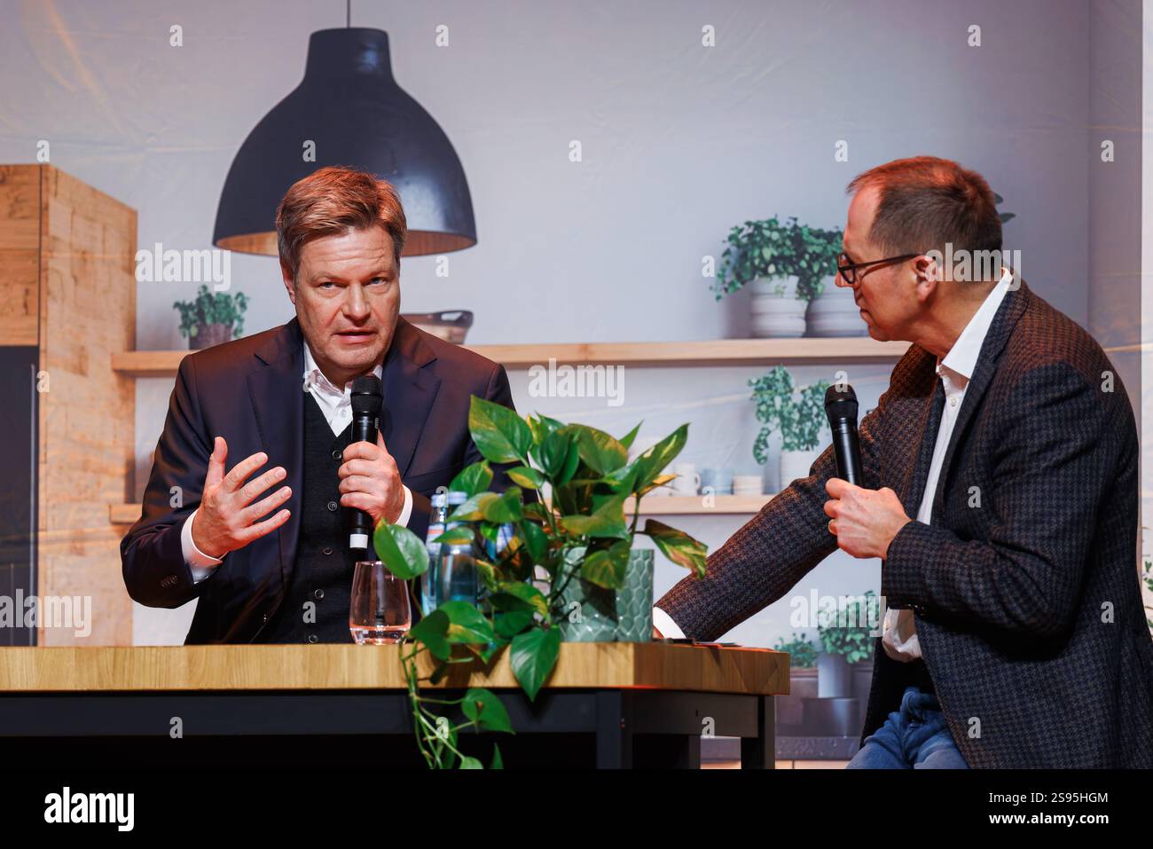 24 January 2025, Baden-Württemberg, Todtnau: Robert Habeck (l, Bündnis ...