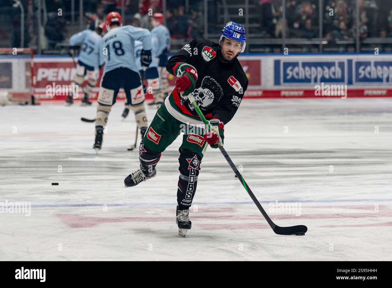 Luca Tosto (Augsburger Panther, #77) beim Warmup. GER, Augsburger ...