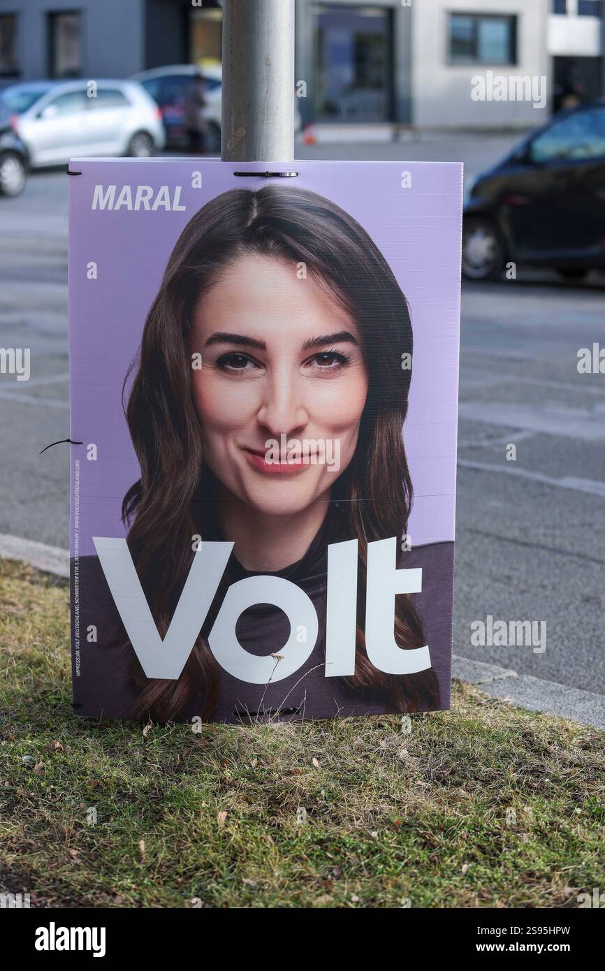 Wahlplakate - Bundestagswahl 2025 am 24.01.2025 in München Ein Wahlplakat der Partei Volt ...