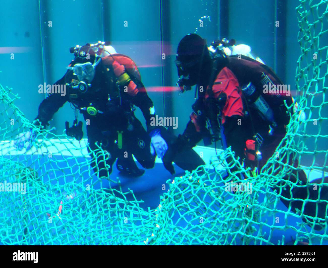 ...Taucher fuehren im Bassin das Zerschneiden von Geisternetzen vor...gesehen am Pressetag 21.1. ...