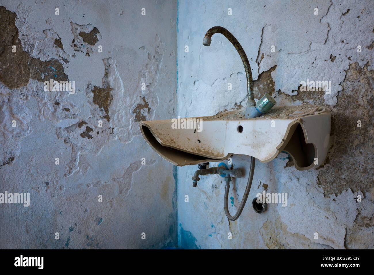 Ceramic sink hi-res stock photography and images - Alamy