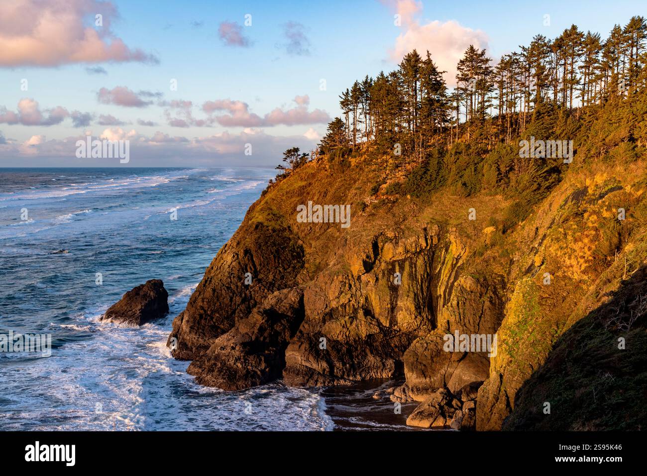 Dramatic cliffs over the Pacific Ocean at Cape Disappointment State ...