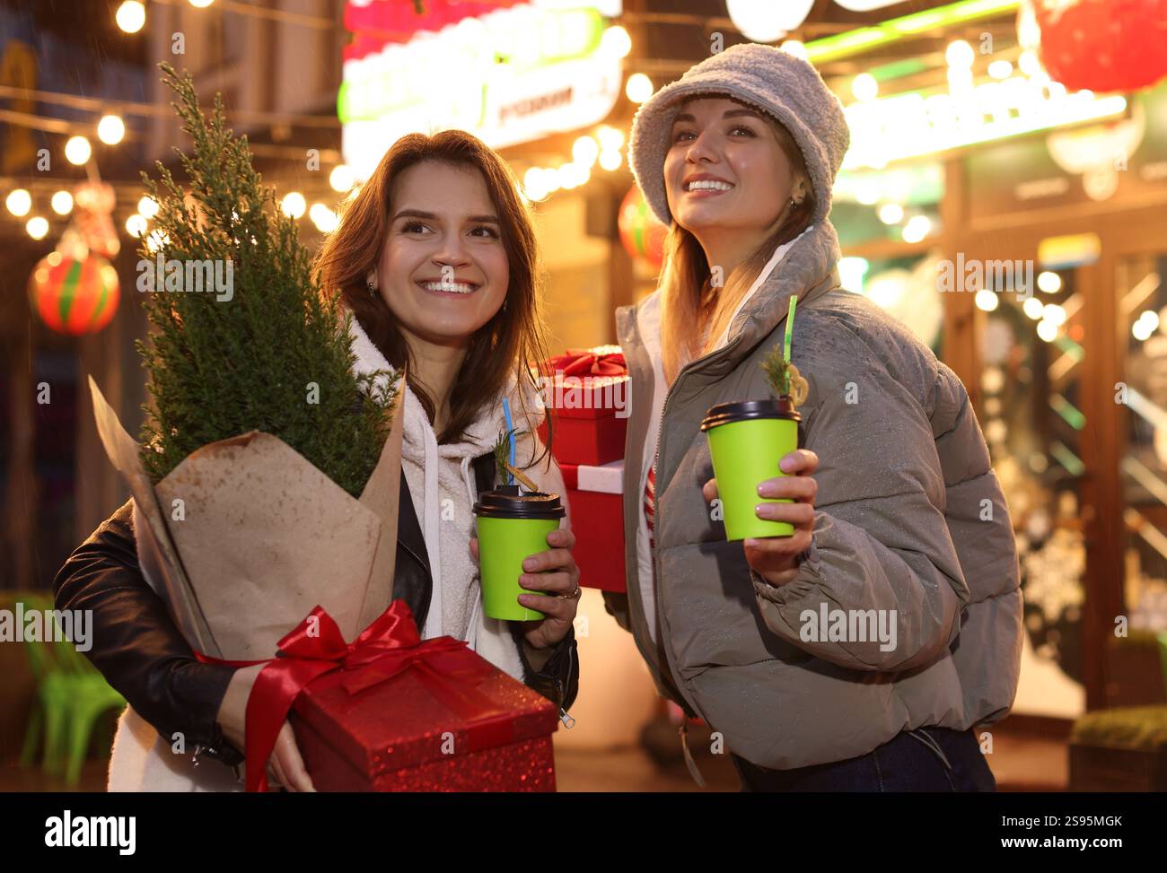 Happy friends paper cups hi-res stock photography and images - Alamy