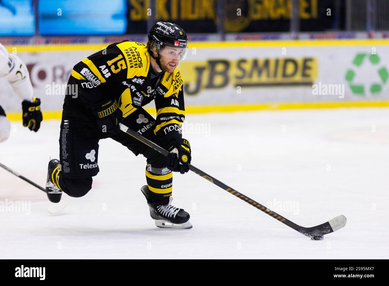 250124 Västerås Jacob Hayhurst under ishockeymatchen i ...