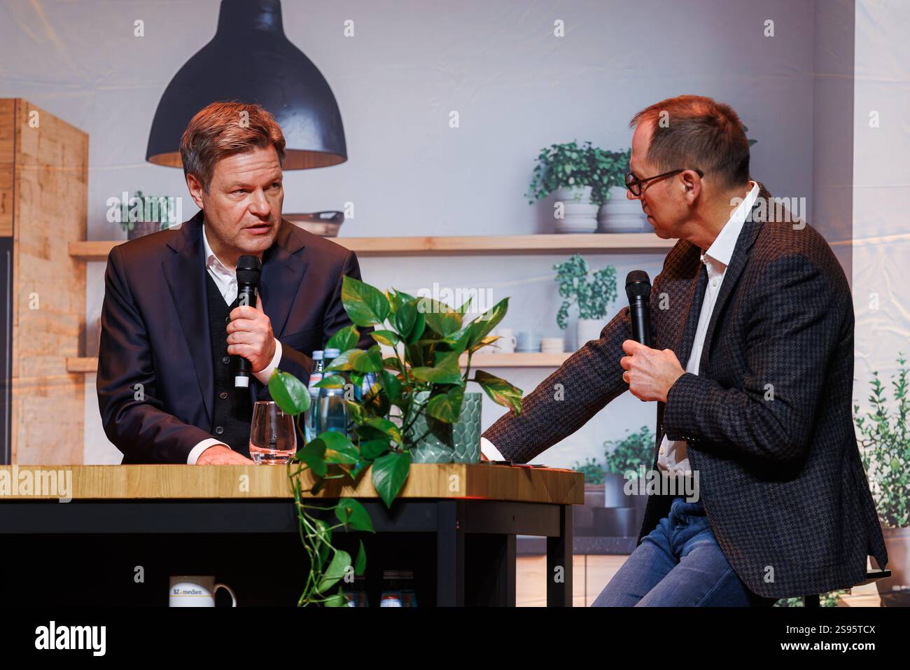 24 January 2025, Baden-Württemberg, Todtnau: Robert Habeck (l, Bündnis ...