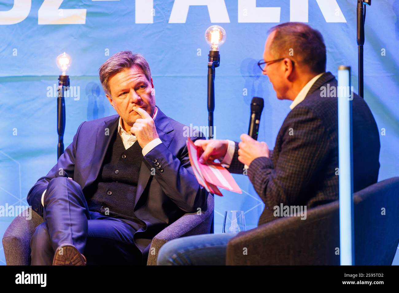 24 January 2025, Baden-Württemberg, Todtnau: Robert Habeck (l, Bündnis ...