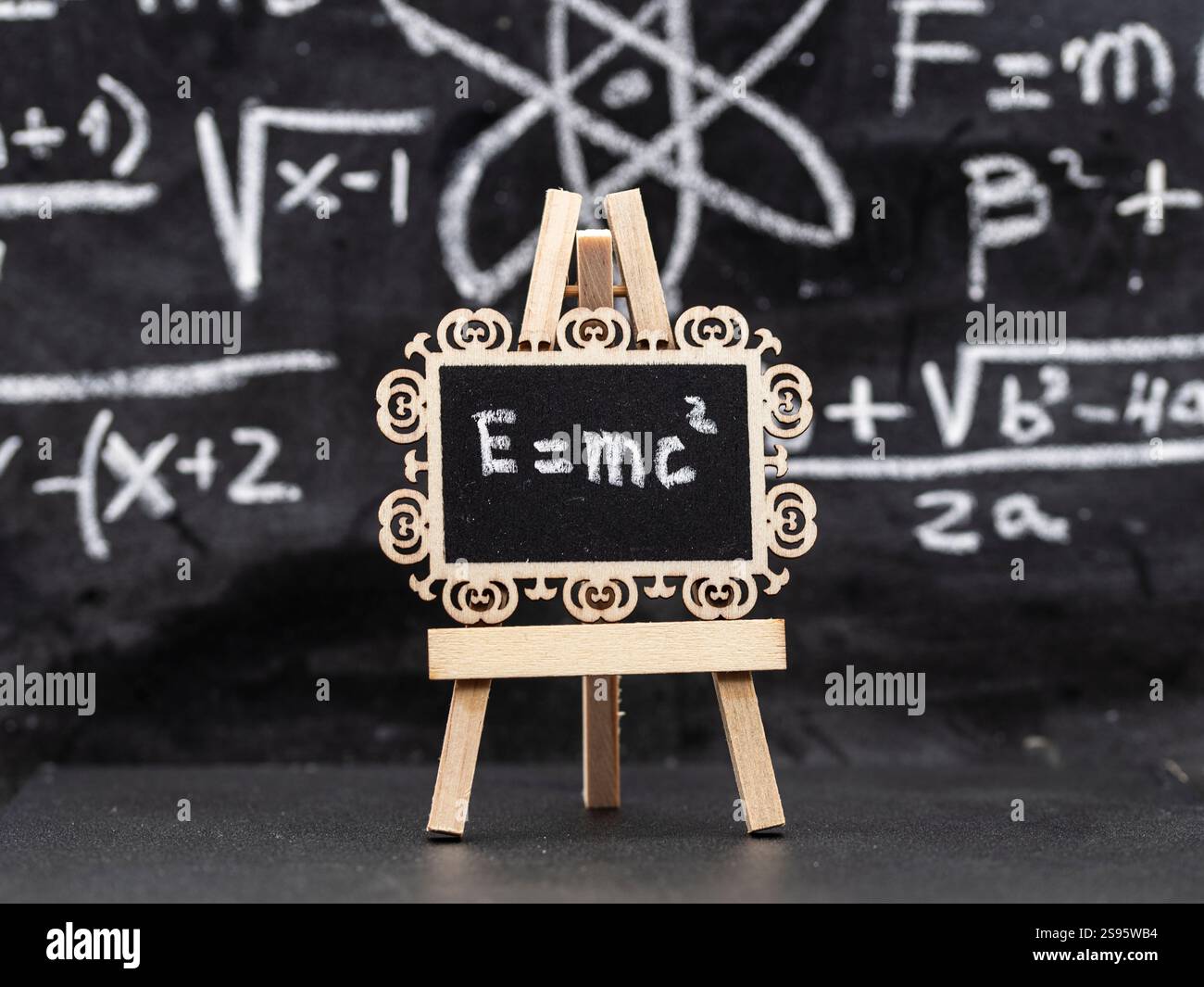 Fórmula de la relatividad general de Einstein escrita con tiza en una ...