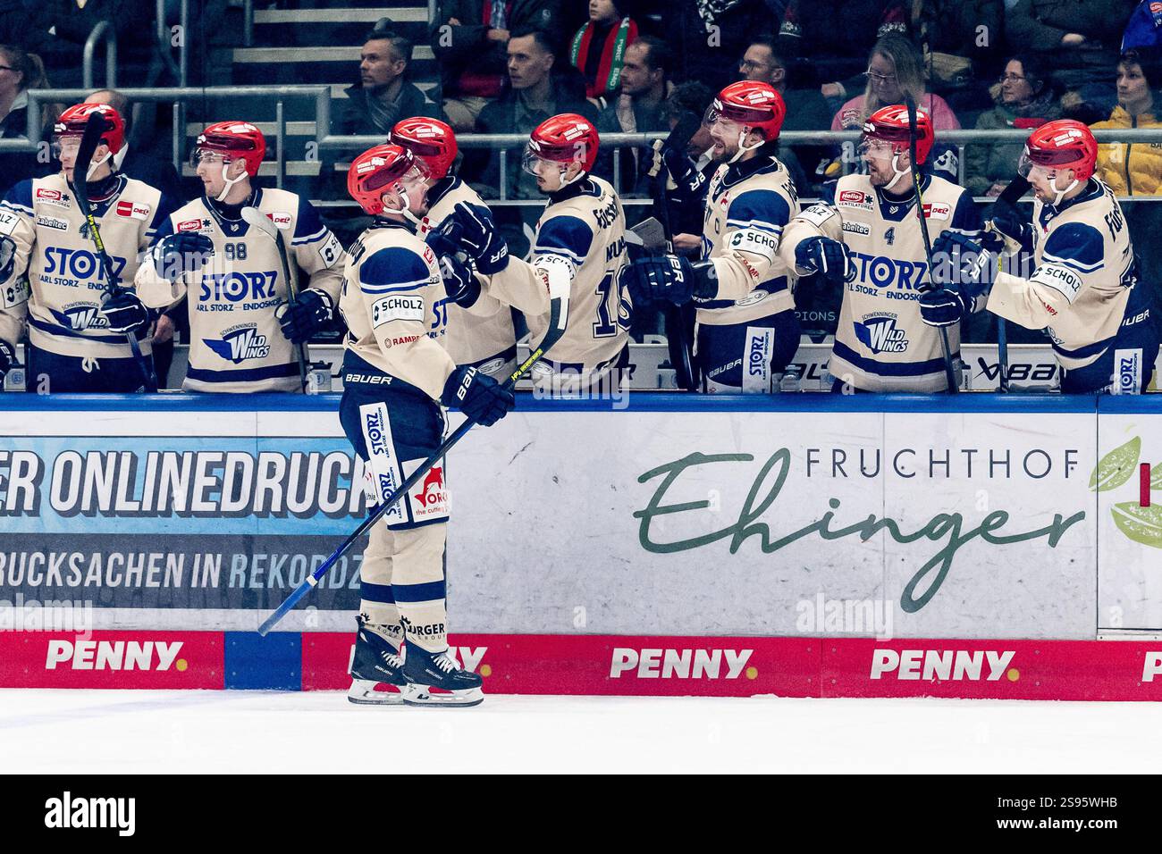 Zach Senyshyn (Schwenninger Wild Wings, #89) beim Abklatschen an der ...