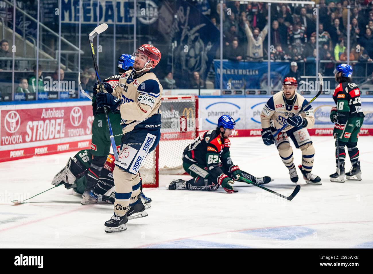 Zach Senyshyn (Schwenninger Wild Wings, #89) bejubelt sein Tor zum 0:1 ...