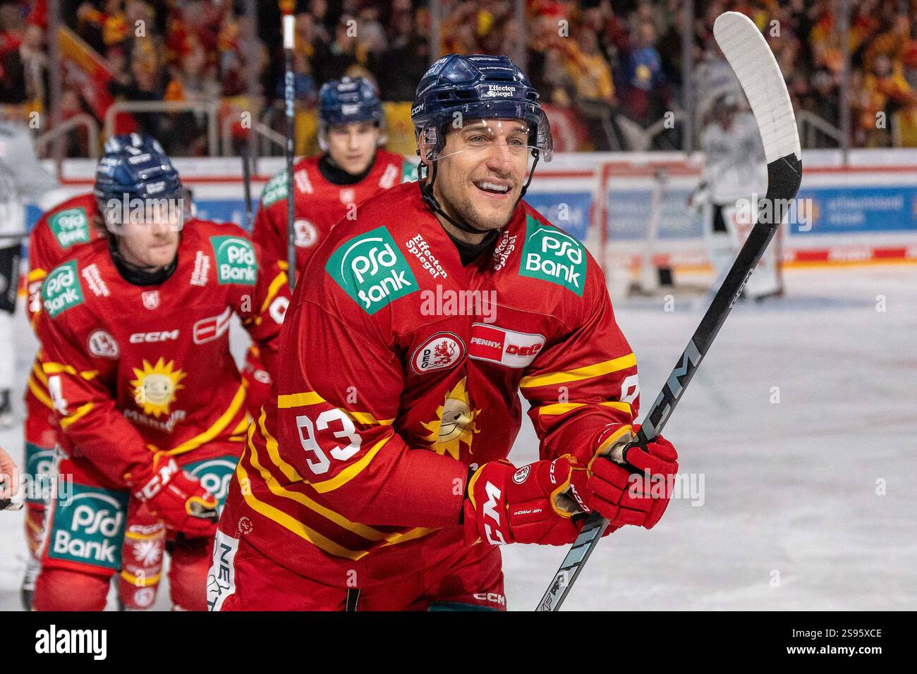 Tyler Gaudet (Duesseldorfer EG, #93) freut sich ueber sein 1:0, GER ...